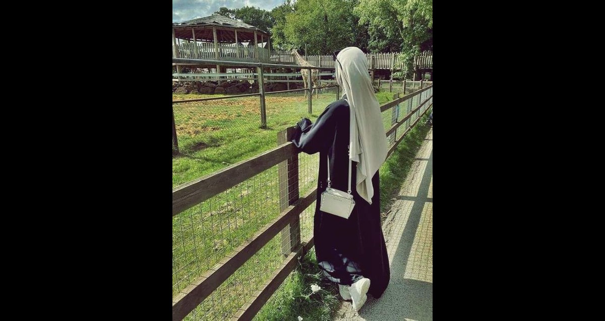 Genç kız, Güzelliğinden emindi. Çevresindeki erkeklerin pervane ...